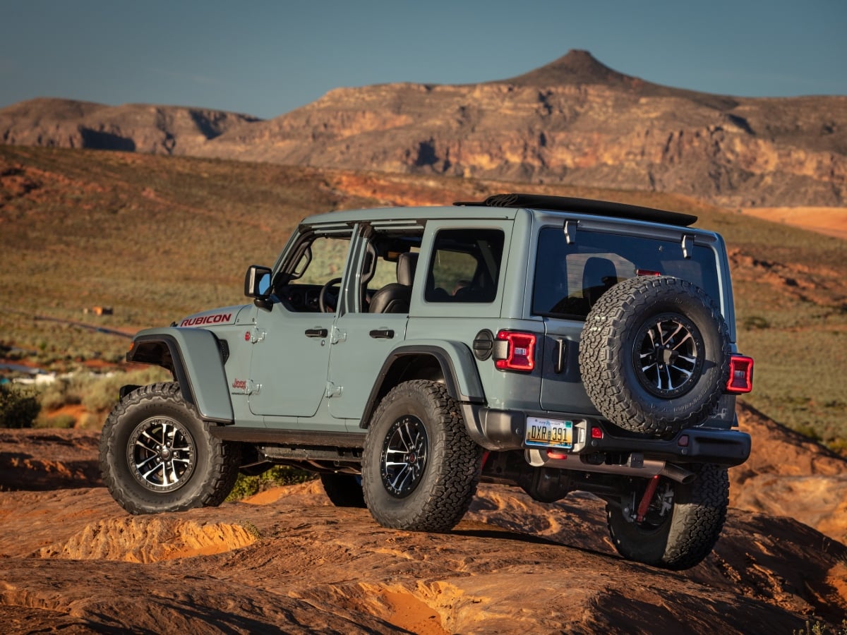 2026 Jeep Wrangler vs. 2026 Ford Bronco Comparison